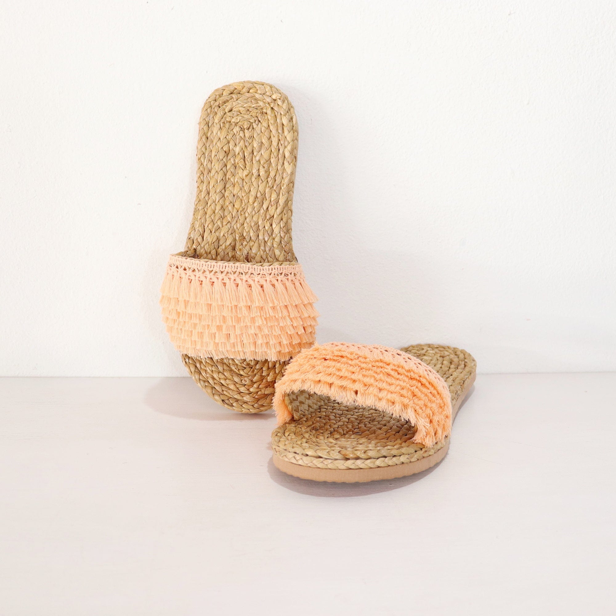 TA LI NAN - straw shoes